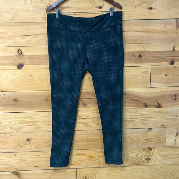 Xersion | Pants & Jumpsuits | Euc Black Geometric Xersion Brand Cropped ...